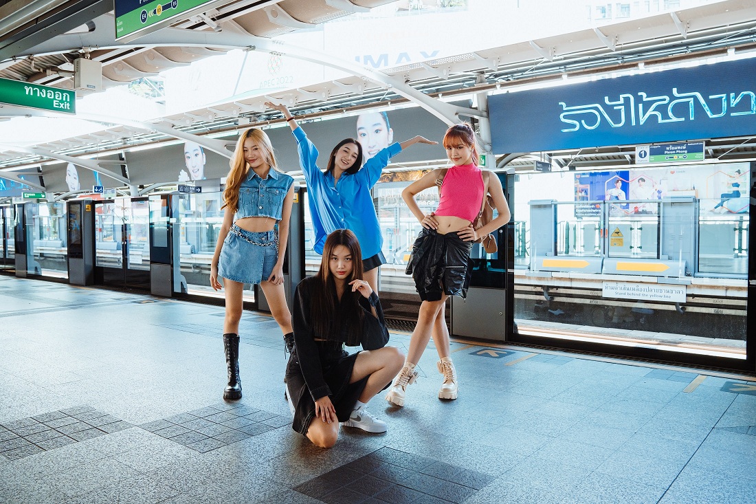 “ALALA” บุกแหล่งวัยรุ่นทั่วกรุงเทพฯ!! แจกความสดใส ไปไหนก็เจอ | WOOPMAG.COM